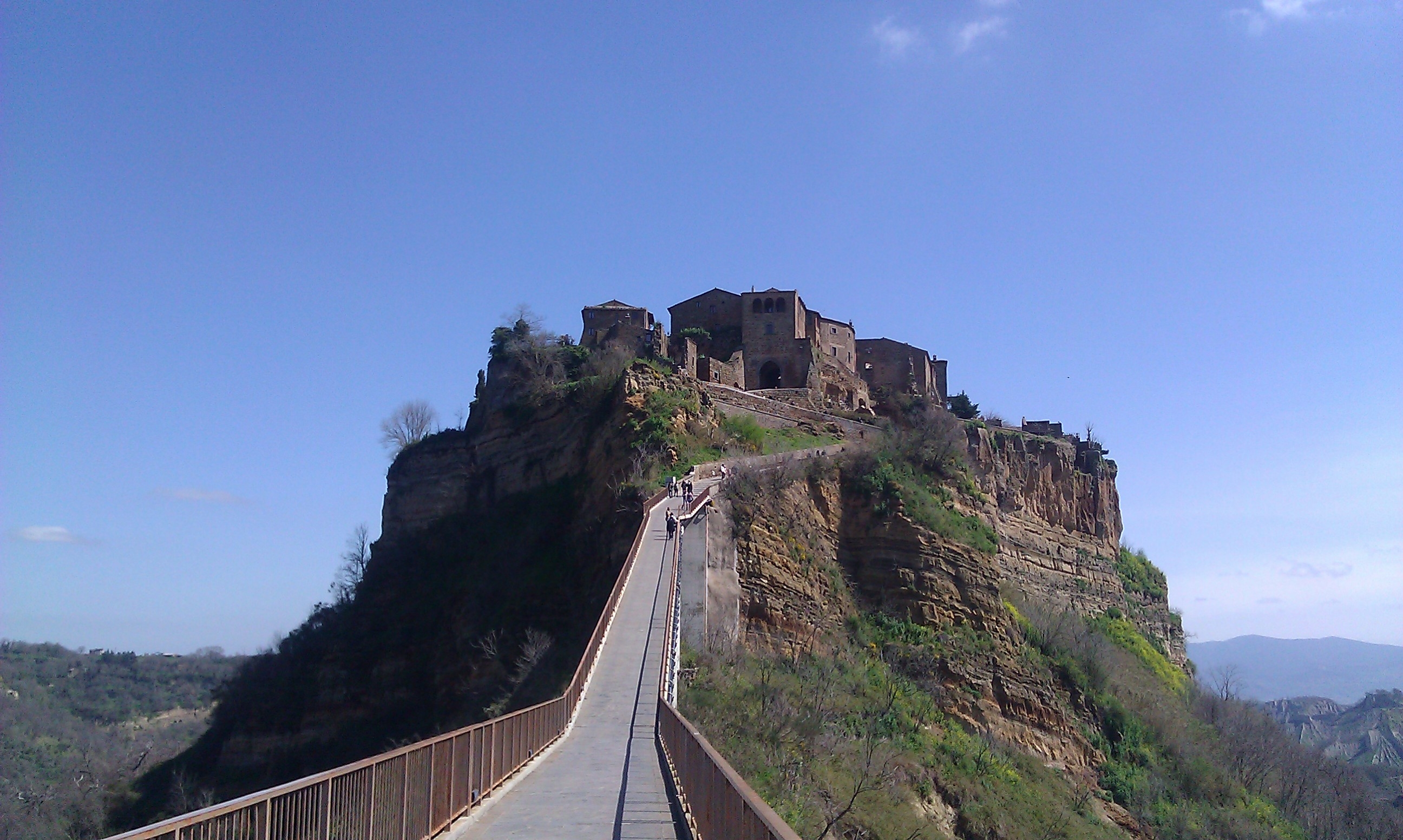 Civita_di_Bagnoregio_On_the_pedestrian_bridge - BrowsingRome